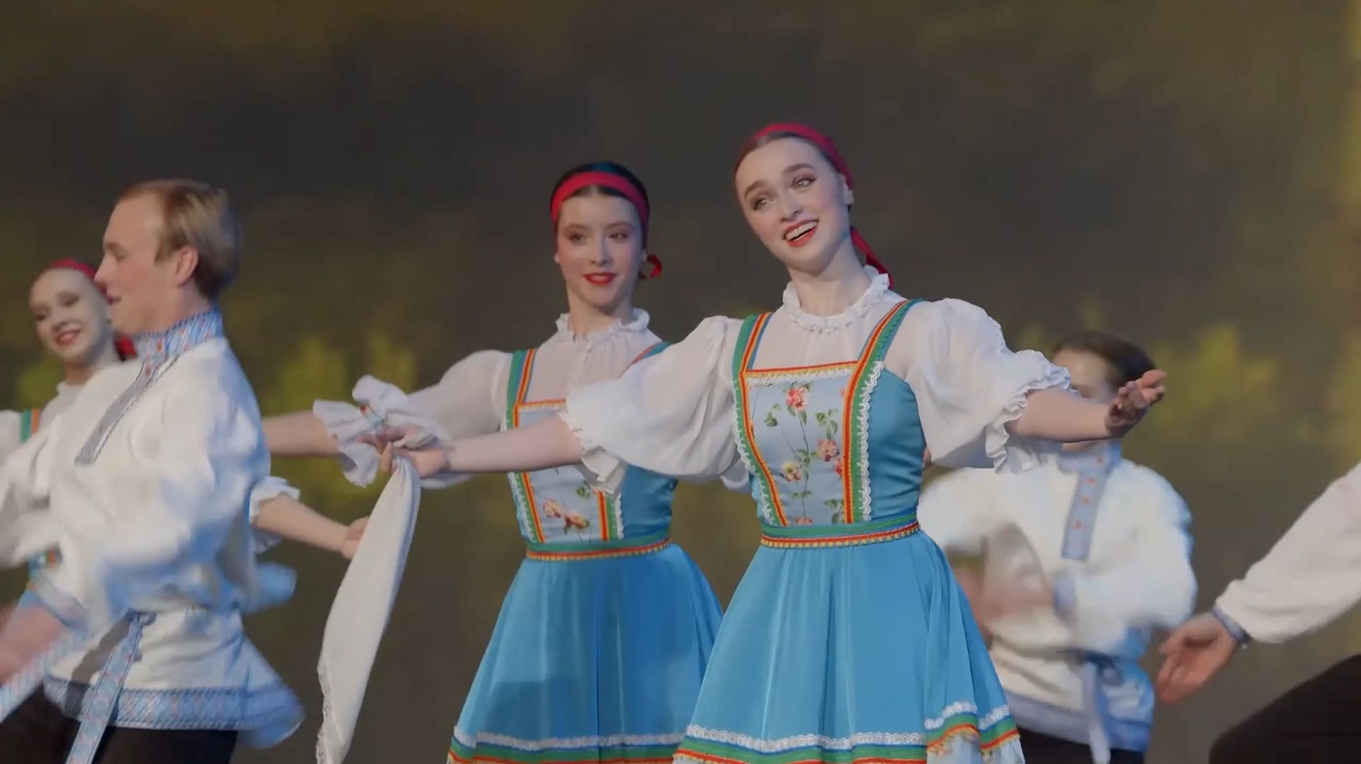 "Русский перепляс", училище при театр "Гжель". "Russian Dance", school at the Gzhel Theatre.