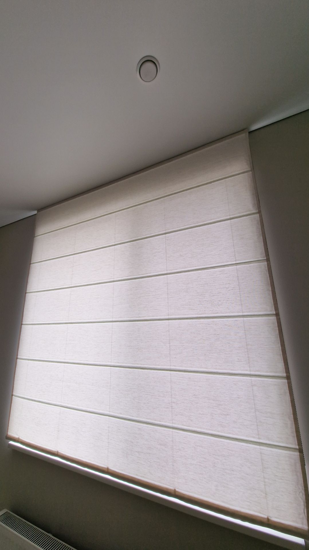 Римская шторка на кухню. Ткань Флекси белый