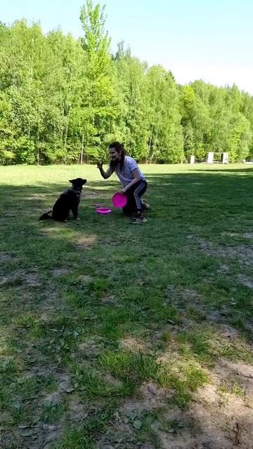 Муди Эни - барьер через ногу, выброс из-за спины