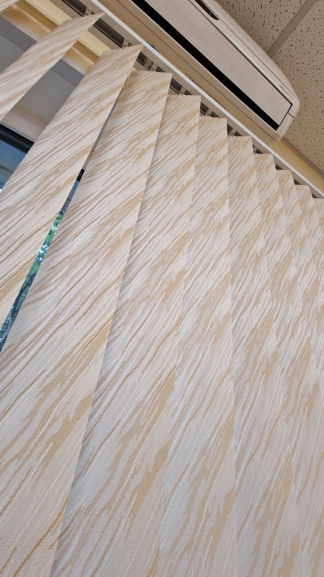 Вертикальные тканевые жалюзи. Ткань Венера карамель.