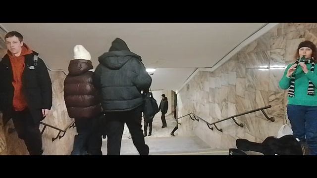 Музыканты исполняют музыку песни Московские окна