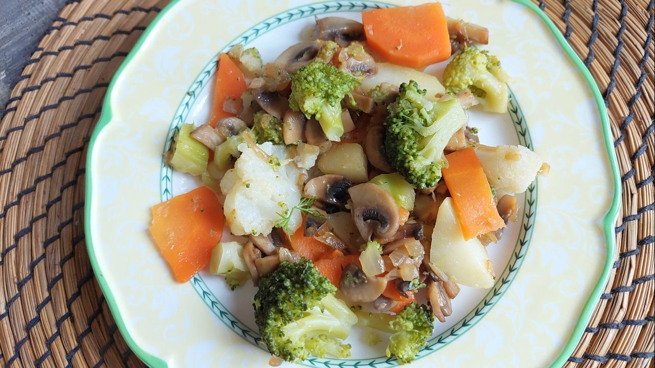 Брокколи и цветная капуста, жаренные с грибами. Гарнир, завтрак, лёгкий ужин быстрого приготовления.