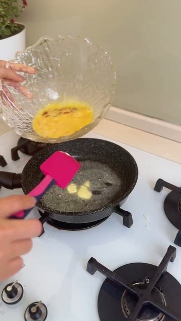 СКРЕМБЛ с вялеными помидорами. Ловите идею для завтрака!