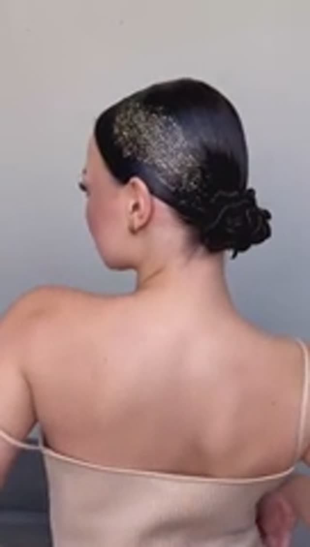 Лучшие прически на праздник с нашими товарами, как приобрести читай в комментарии