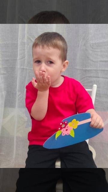 Поздравляет всех мам