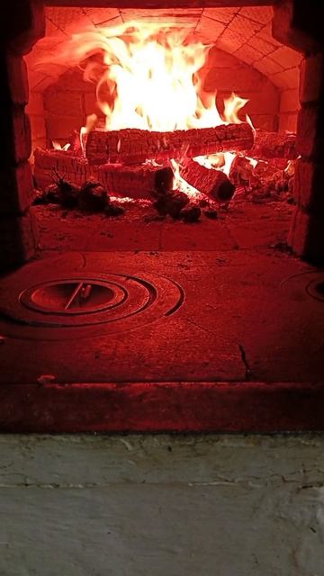 Топится русская печка...