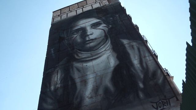 Марал  в Мариуполе "Слезы Мариуполя". Автор итальянский художник Чиро Черулло.