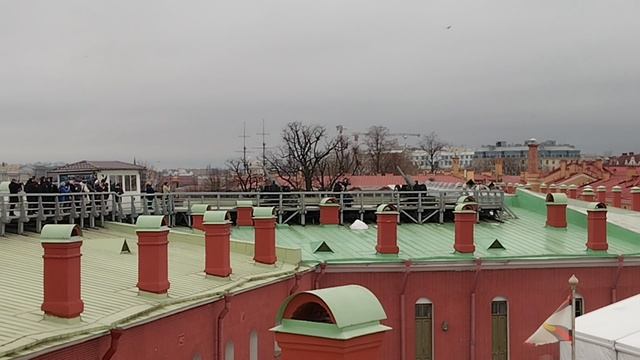 Полдень. Выстрел из пушек в Петропавловской крепости.