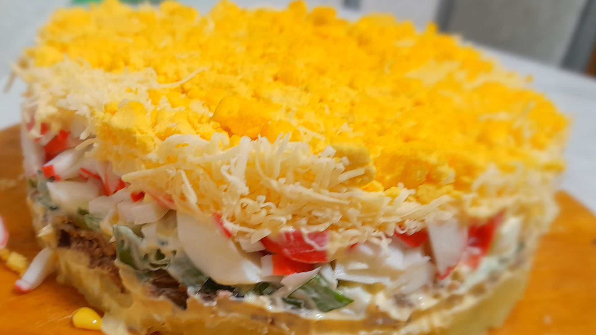 Слоеный салат с тунцом