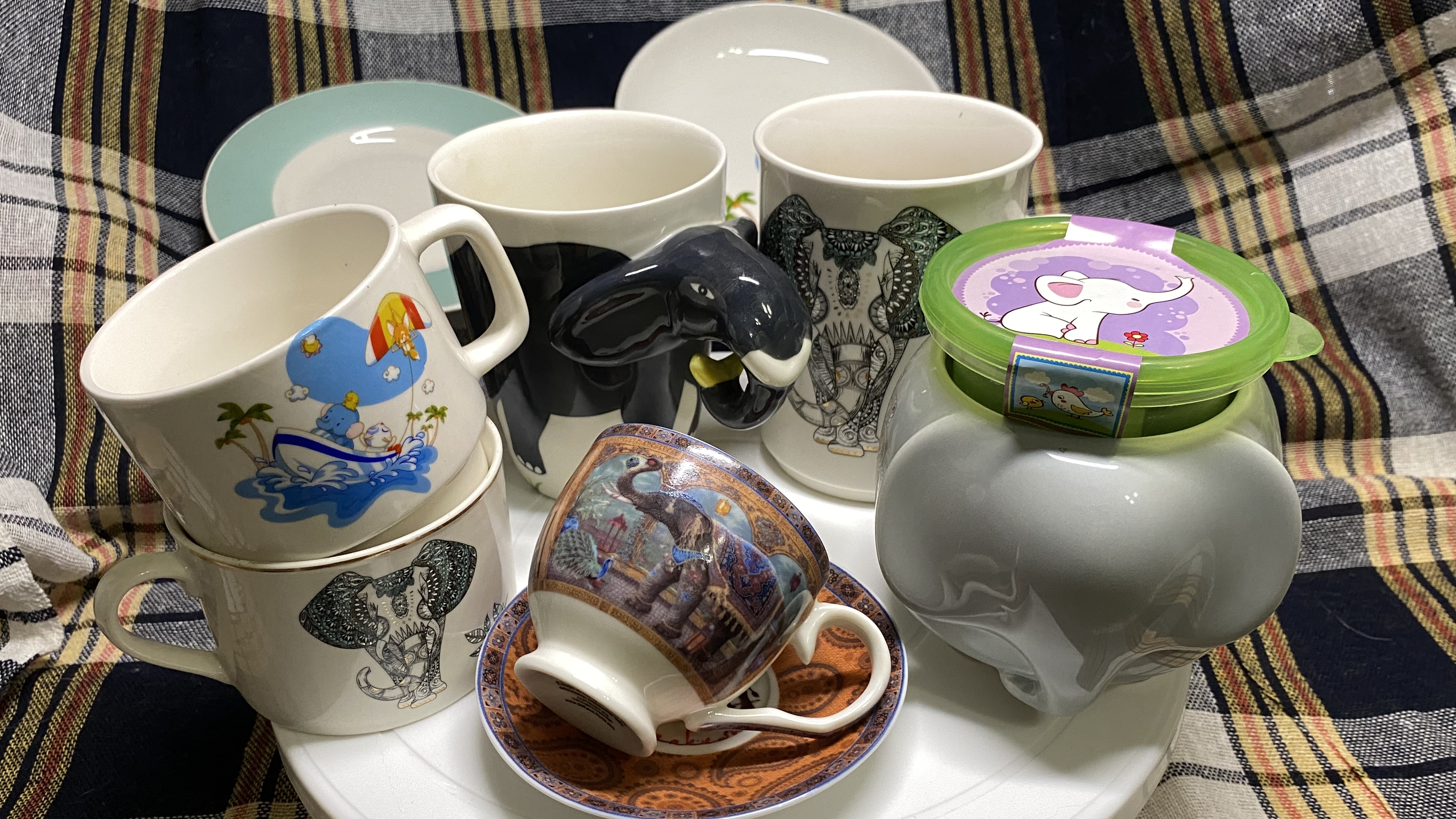 Слонов много не бывает. 43 серия. Пьём чай и кофе в компании со слонами.