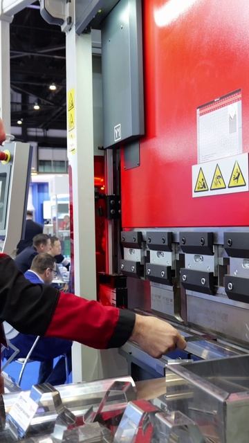 Обзор листогибочного пресса с ЧПУ Teslabend  1300х40T