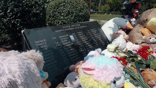 Аллея Ангелов - так называют место скорби по погибшим детям и подросткам этого славного города.