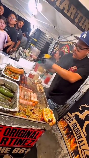 Лучший жонглер хот-догов. Уличная Еда Мира/ Street Food  t.me/StreetFoodChannel.