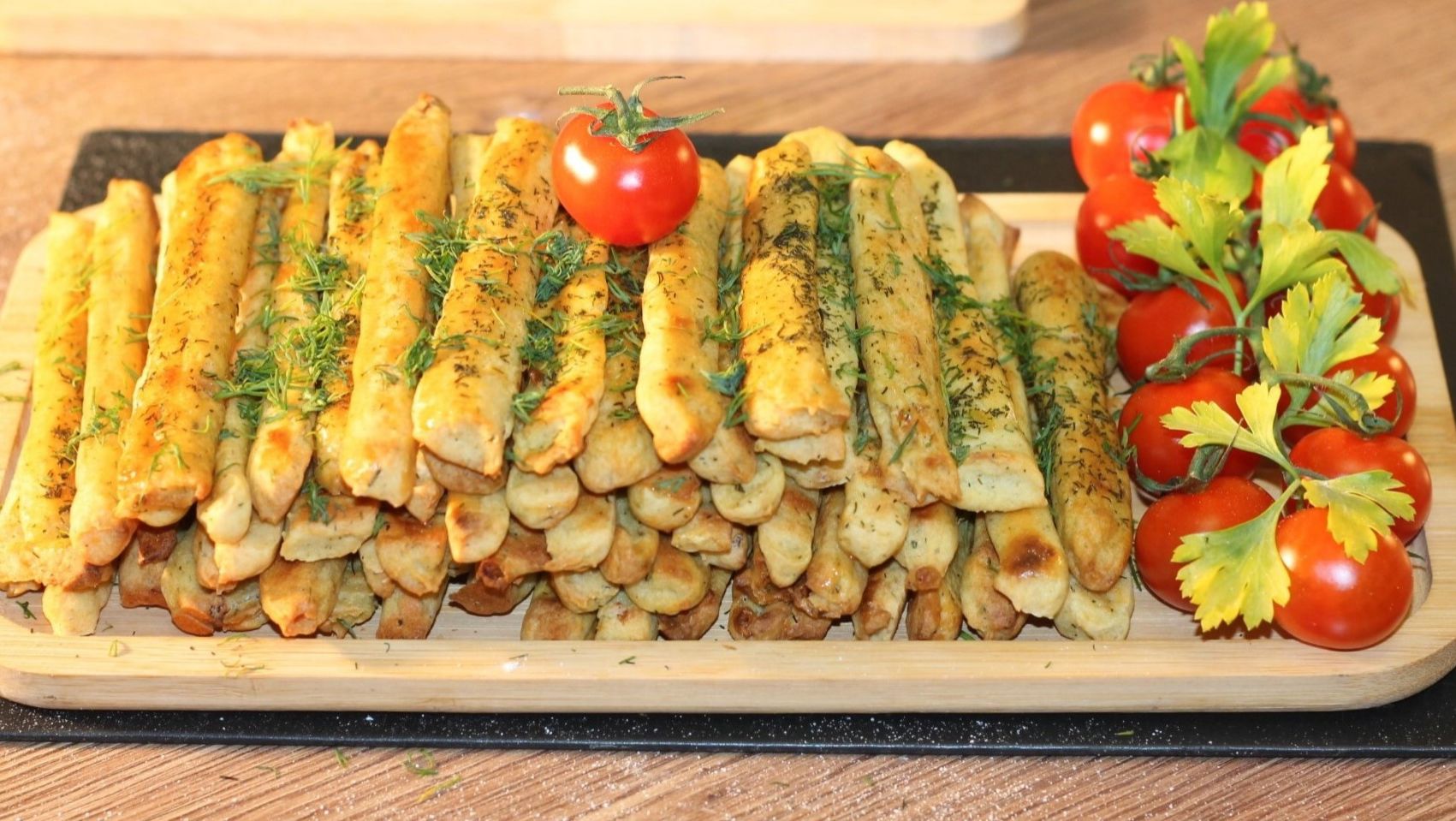 Картофельные палочки с сыром и зеленью