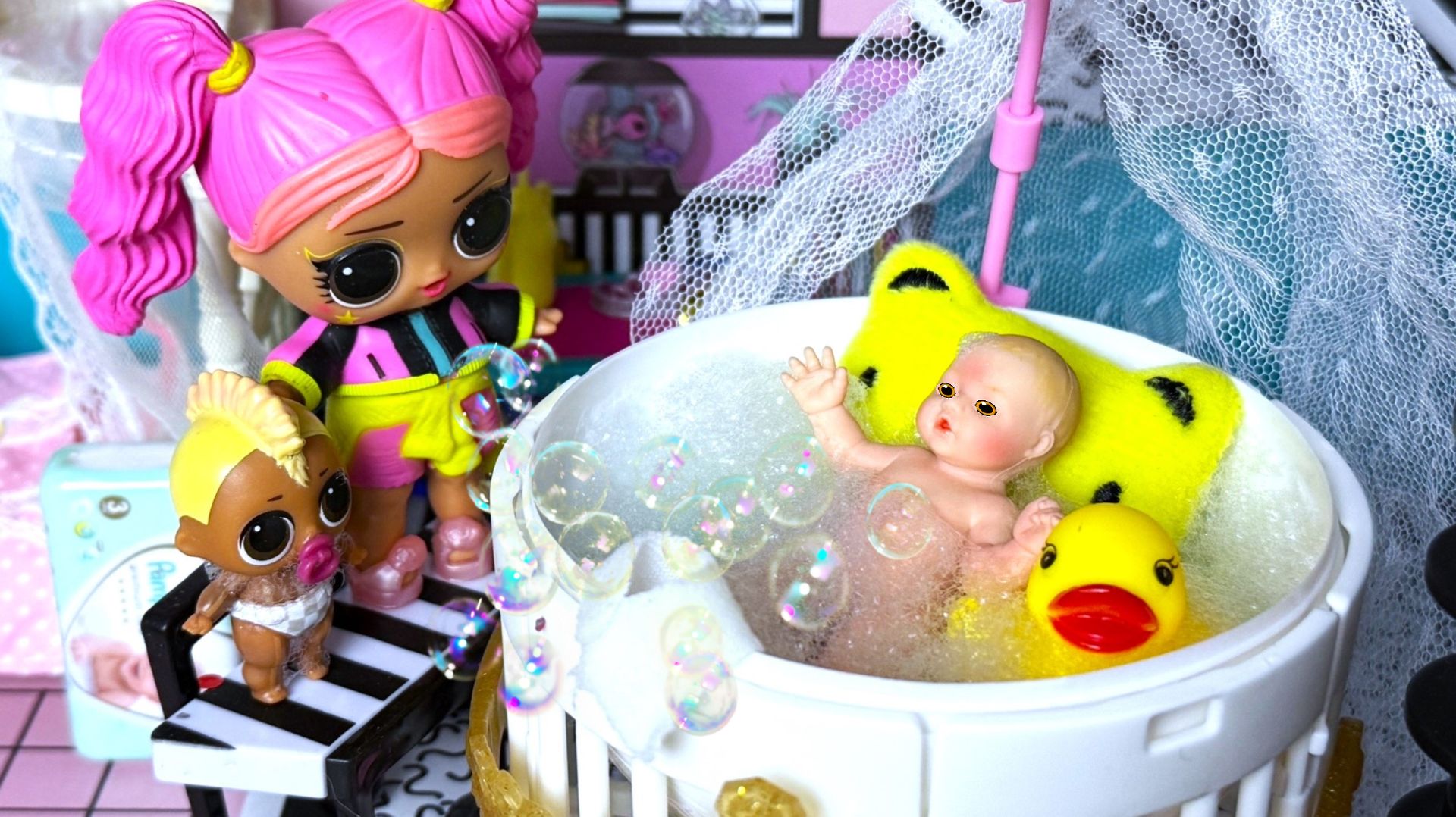 КУПАЛАСЬ В КРОВАТКЕ 💦😄 Вики и Панки семейка ЛОЛ сюрприз с малышами КАК МАМА мультик ДАРИНЕЛКА