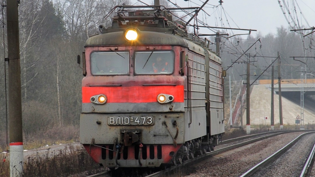 „Еле крадётся". ВЛ10У - 473 проследует платформу Депо.