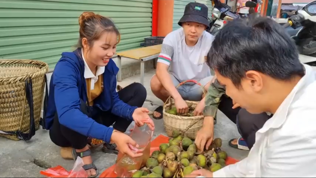 Собрала почти 600 кг. фруктов и овощей и принесла на рынок для продажи. Повседневная жизнь Дуонг