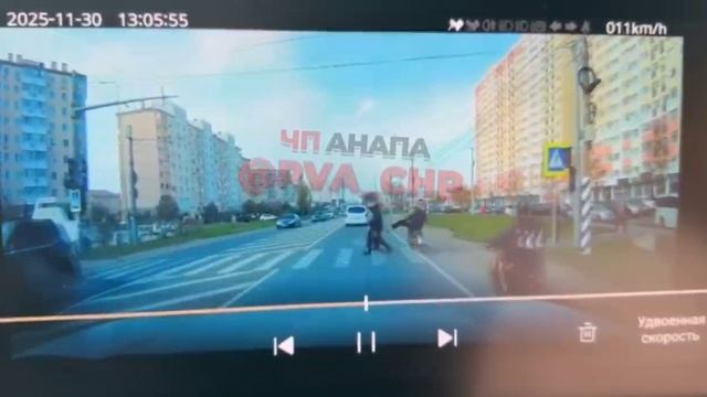 Полиция Анапы устанавливает нарушителей на мототехнике, чуть не сбивших пешехода