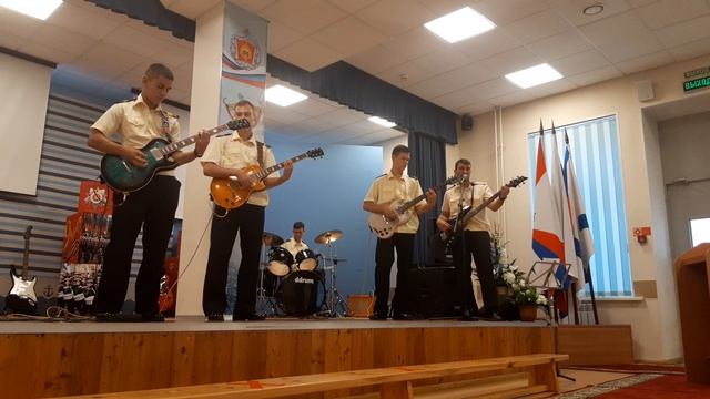 Мальчишки-кадеты репетируют