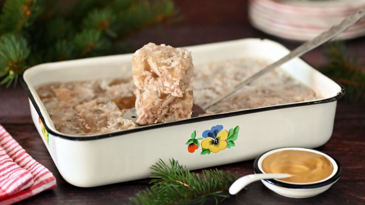 «Мяса — хоть ложкой ешь!» Домашний холодец из ножек + свинины