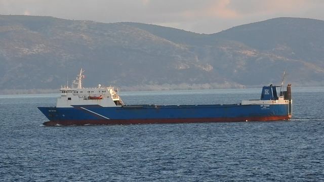 грузовое судно идёт по проливу