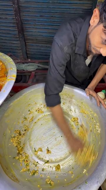 Житель Бангладеш готовит и продает острые куриные лапки.