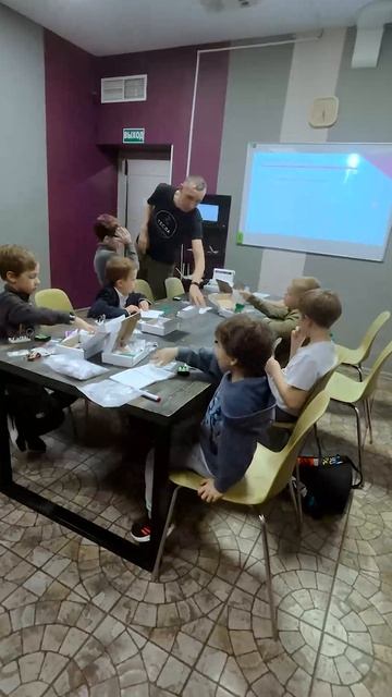 Занятие в клубе юных инженеров Тесла - Мультивибратор