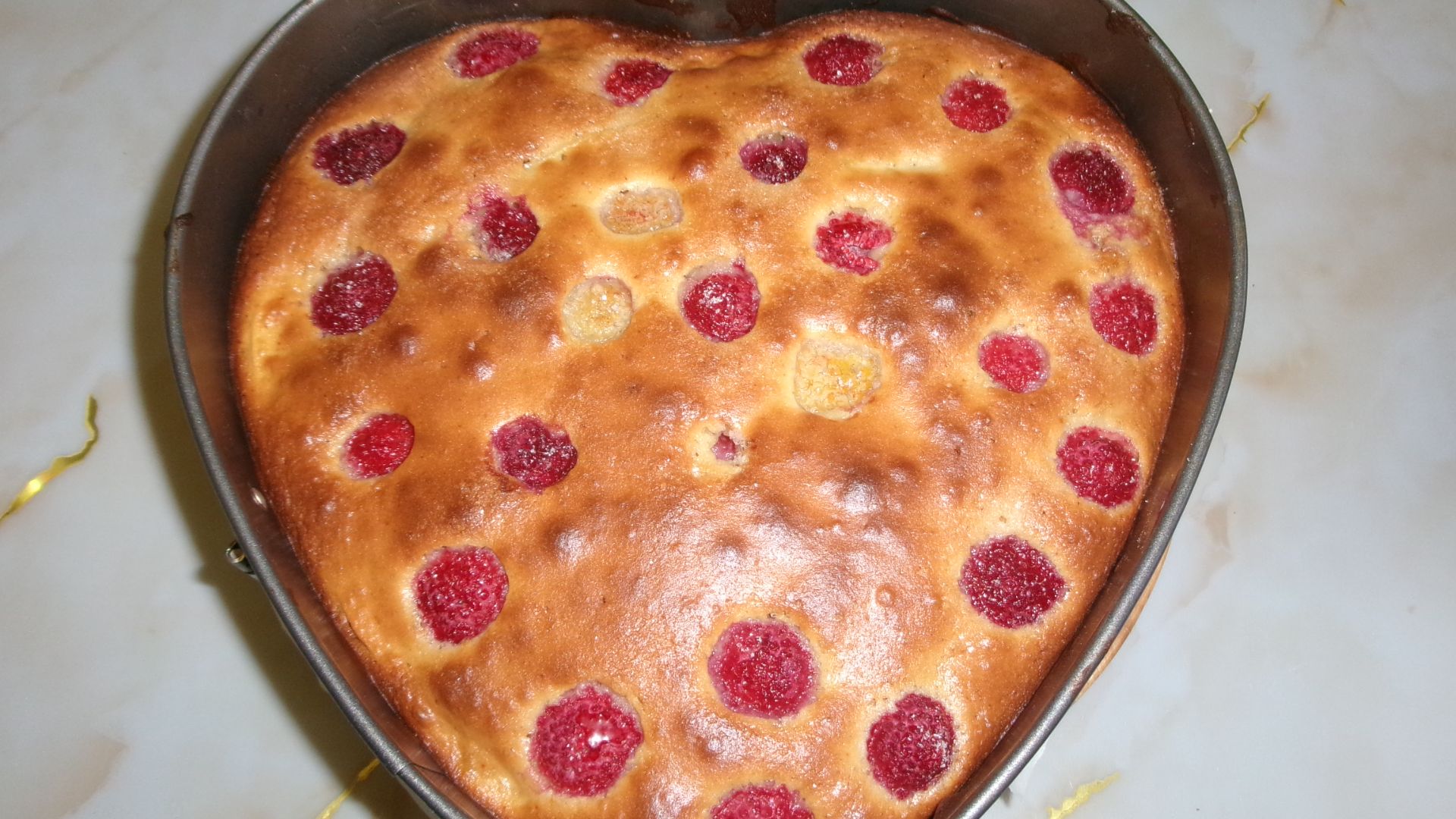 А у нас сегодня, Шарлотка на бисквитном тесте, с яблоками и малиной.  Кулинарим с Людмилой..