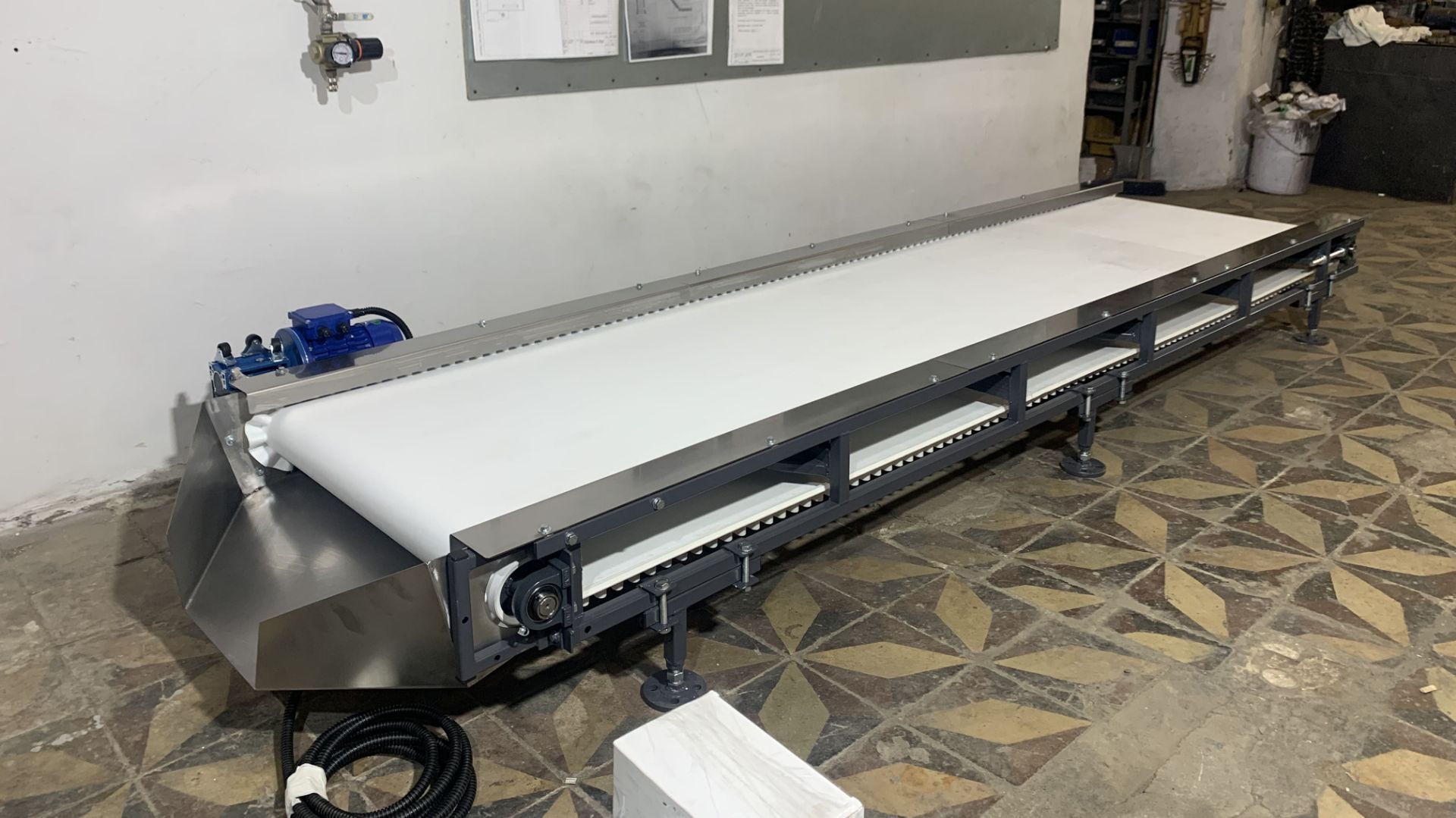 Ленточный конвейер пищевой с нержавеющими бортами и склизом. 1005