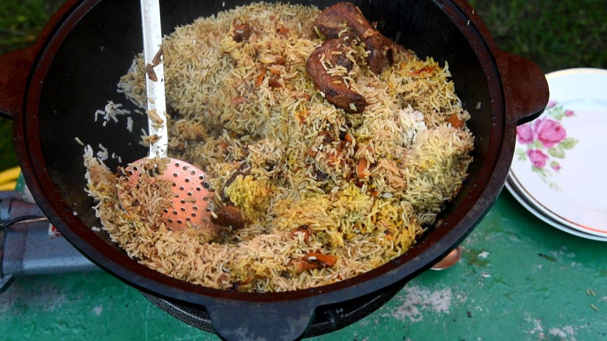 Делаем плов в казане без костра.