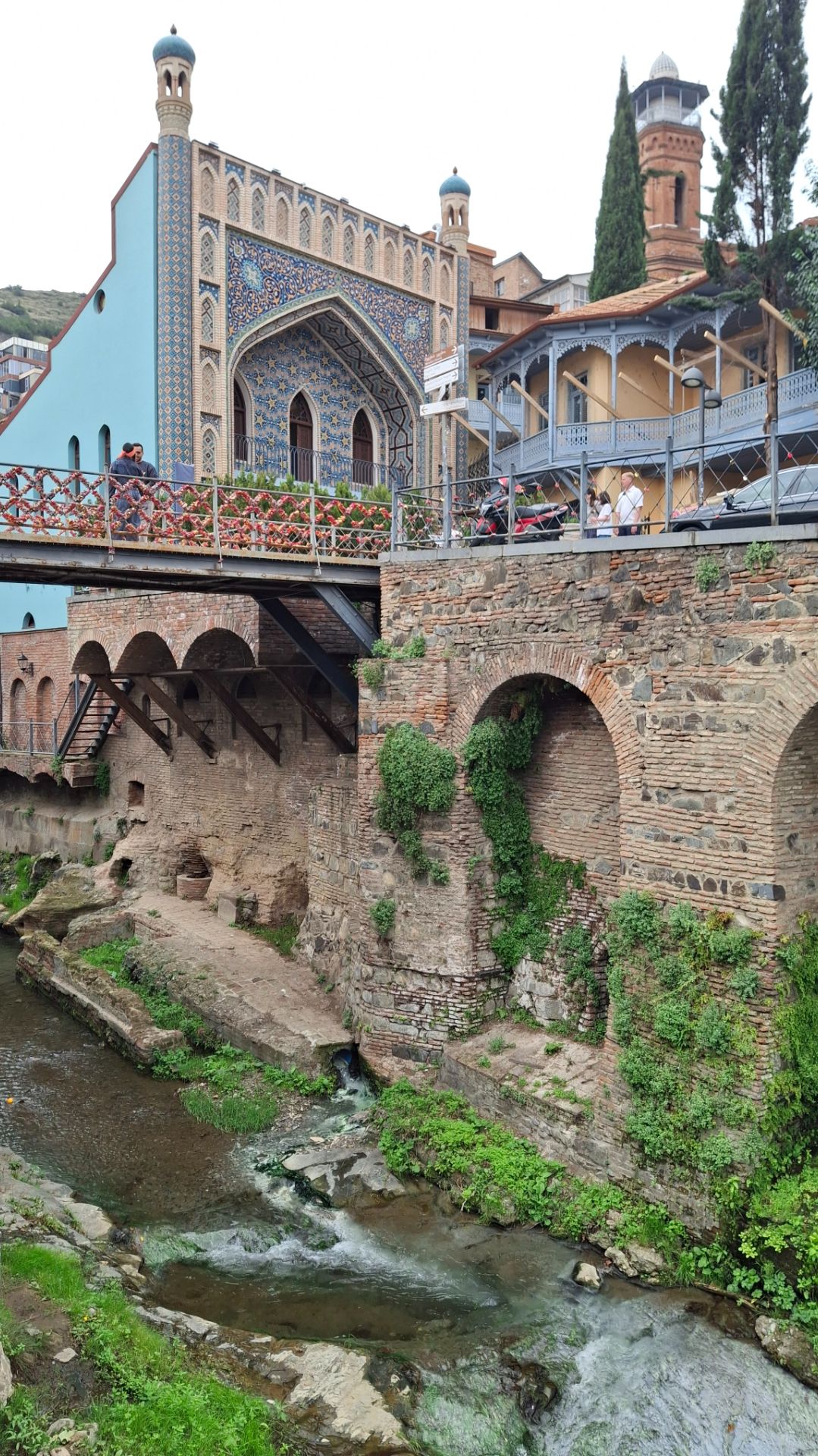 Водопад в Инжировом ущелье недалеко от серных бань в Тбилиси