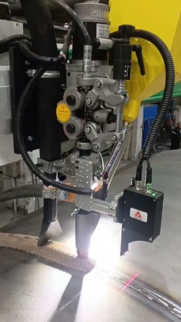 Автоматическая колонна для сварки под слоем флюса.