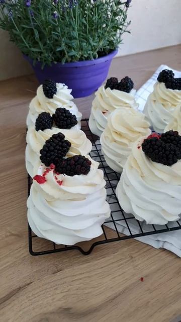 Пирожное Павлова — воздушное лакомство с хрустящей корочкой и мягкой серединкой