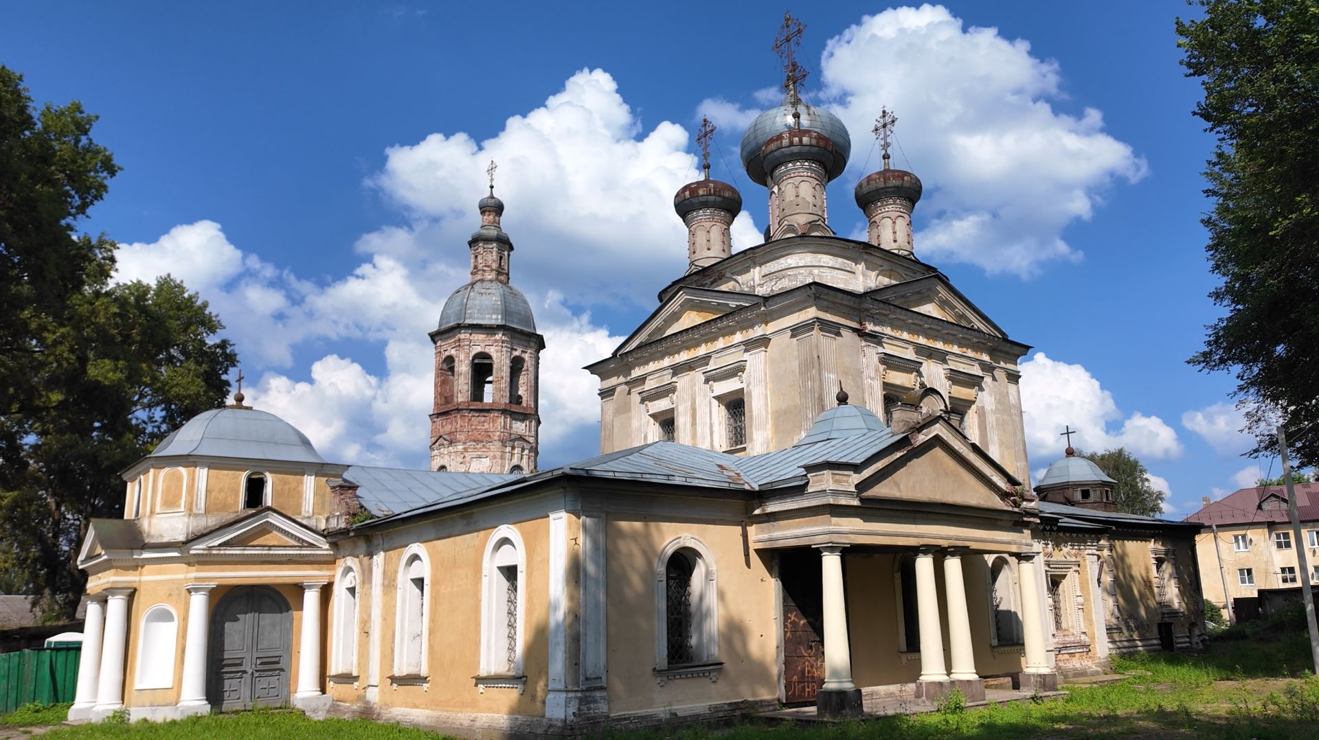 Церковь Воскресения Христова и церковь Преображения Господняв в Осташкове