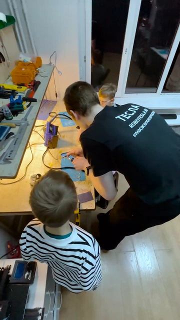 Занятие в клубе юных инженеров Тесла - Учимся паять