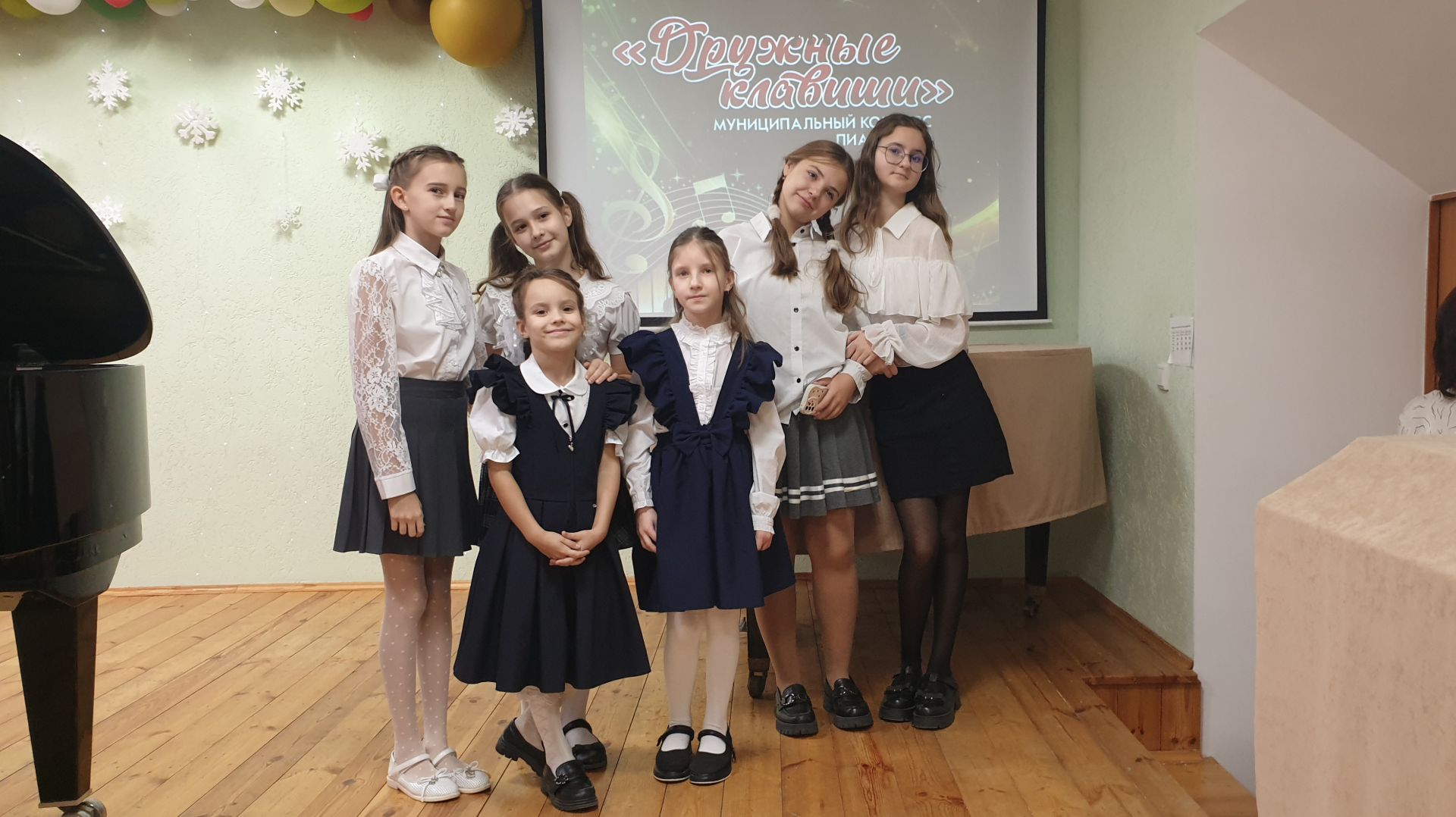 "Прогулка по кукурузному полю" - Т. Карамиа. Исполняют Сухомлинова Алиса и Селивоненко Вероника.