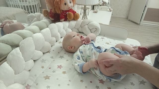 СГИБАНИЕ И РАЗГИБАНИЕ НОЖЕК 🐦 от 3 до 6 месяцев массаж для грудничков с потешками