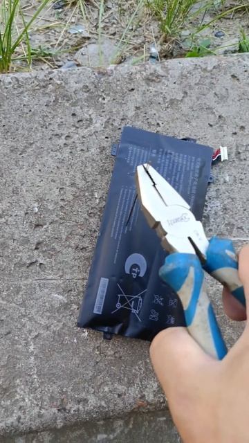 Взрыв аккумулятора от ноутбука! Аккумулятор от ноутбука вздулся. Что будет если его проколоть?