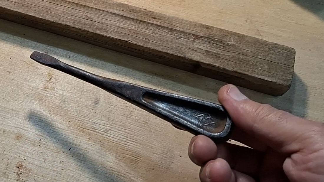 Нашел советский деревянный уровень и металлическую отвертку.