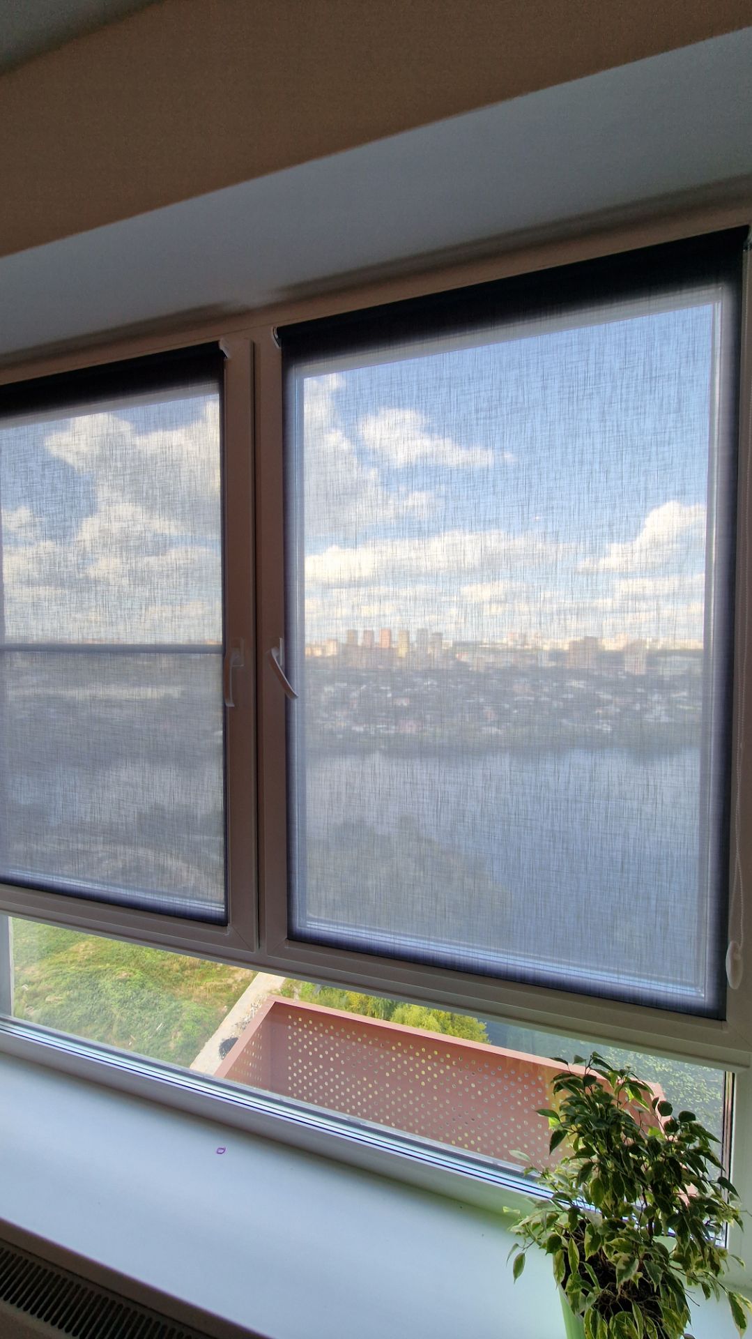 Рулонные шторки Мини. Ткань Анже темно-серый. Самая прозрачная в коллекции.