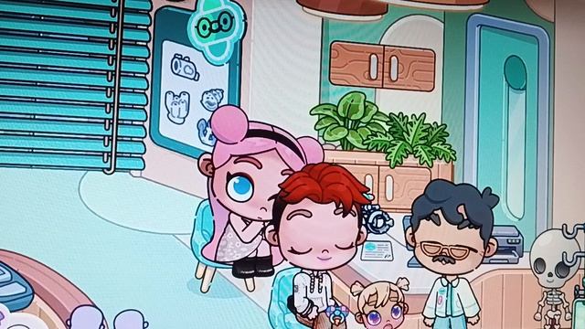 Мама отвела Алину в детский сад и поехала к врачу. Аватар ворлд.