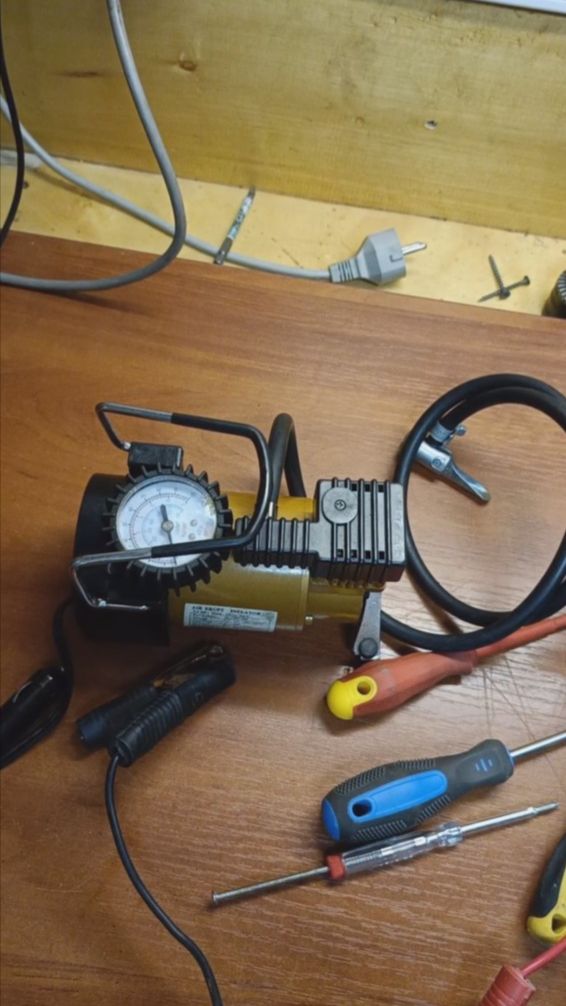 Автомобильный компрессор. Проверка работоспособности при помощи зарядного устройства аккумулятора.