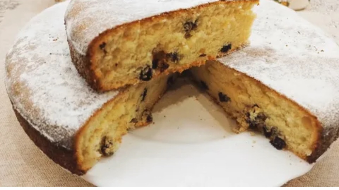 Беру сметану , всё перемешиваю и пеку вкусный пирог к чаю.