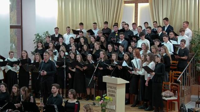 Солист, хор и оркестр исполняют песню "Иисуса имя".  Дом молитвы баптистов. Тольятти.