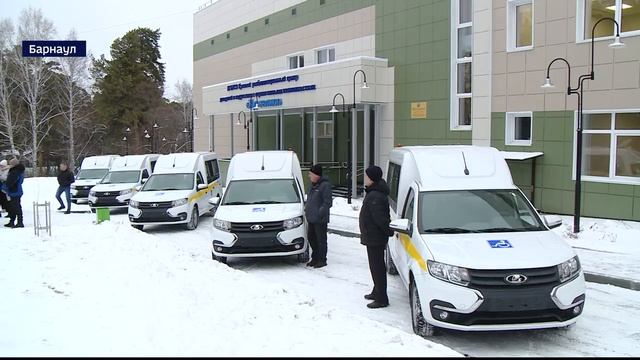 Центры соцобслуживания населения получили первые спецавтомобили для перевозки инвалидов-колясочников