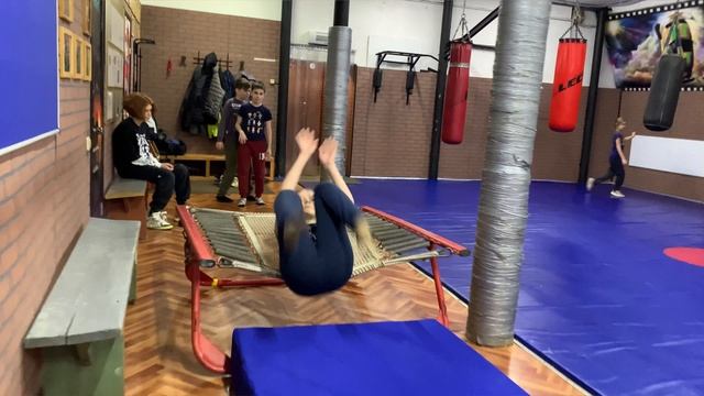 И по мини-батуту можно кувыркаться