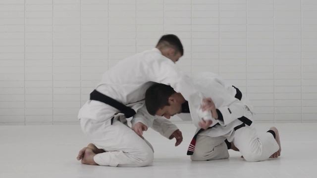 03 - PASSING OVER THE HEAD AND ATTACKING THE CHOKE
