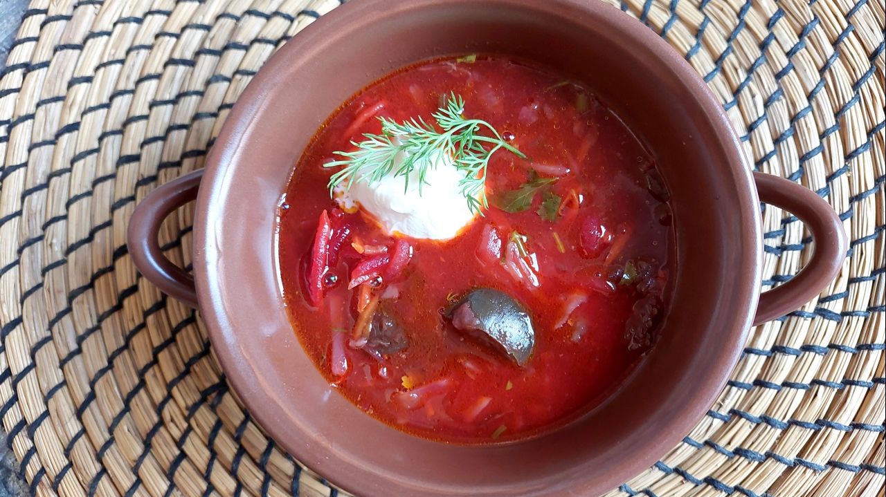 Борщ с баклажанами на бараньем бульоне. Густой с насыщенным вкусом, очень ароматный.