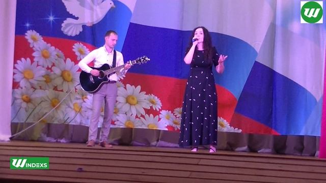 дом  вдвоем поет семейный дуэт самодеятельность в сельском ЛК