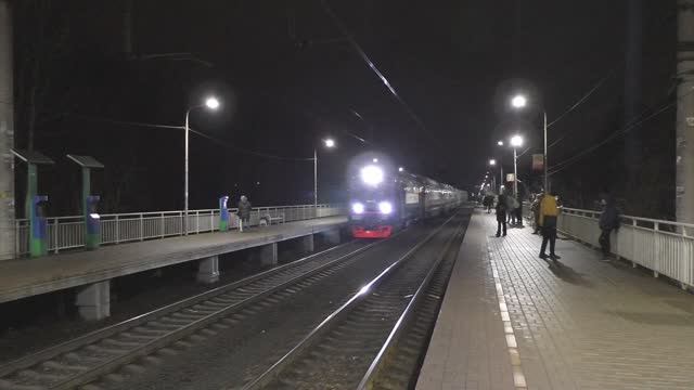 Эл.-воз ЭП20-002 (ТЧЭ-6) с поездом «Буревестник/двухэтажный состав» № 703Э Нижний Новгород — Москва.